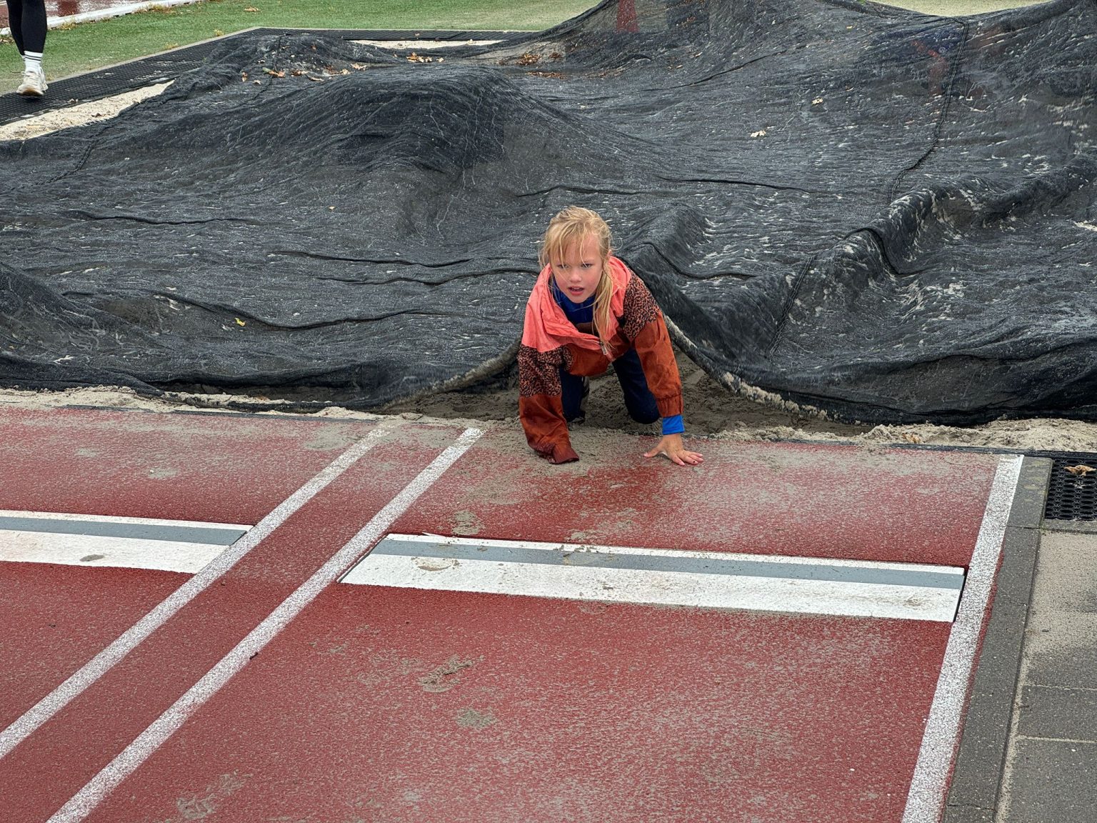 Kinderen genieten ondanks de regen van Obstacle Run in Hoogeveen – RTV ...